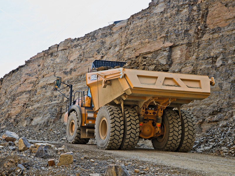 The four-wheel-drive two-axle Bell B60E impresses with its great ...