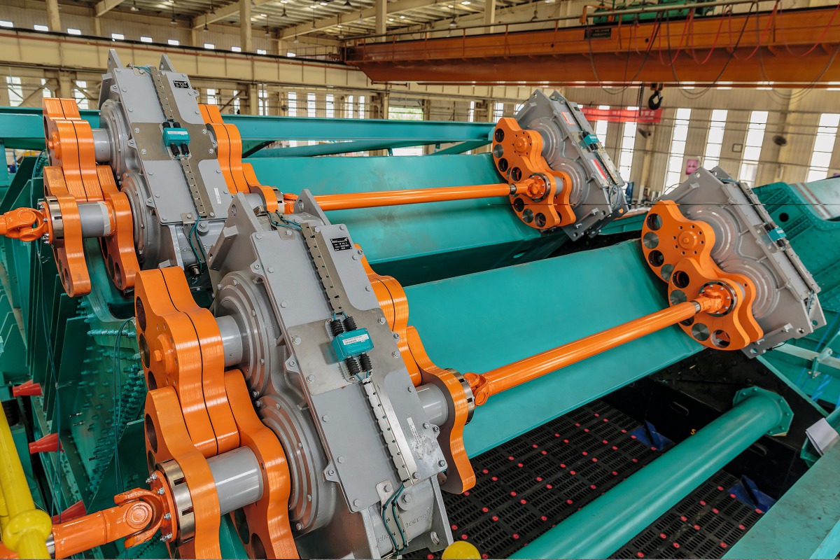 Doppeldeck-Linearschwingsieb mit 72 t Eigengewicht für 10 000 t/h ...