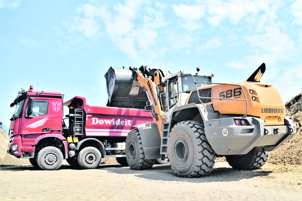 Liebherr-Radlader L 586 XPower® mit adaptiver Arbeitsbeleuchtung ...