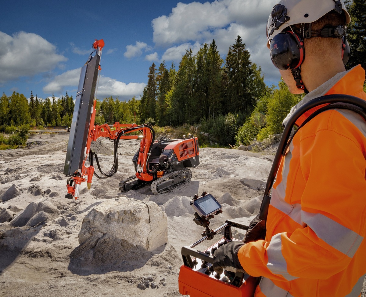 Upgraded DinoTM DC410Ri – strong, reliable drill rig with full radio ...