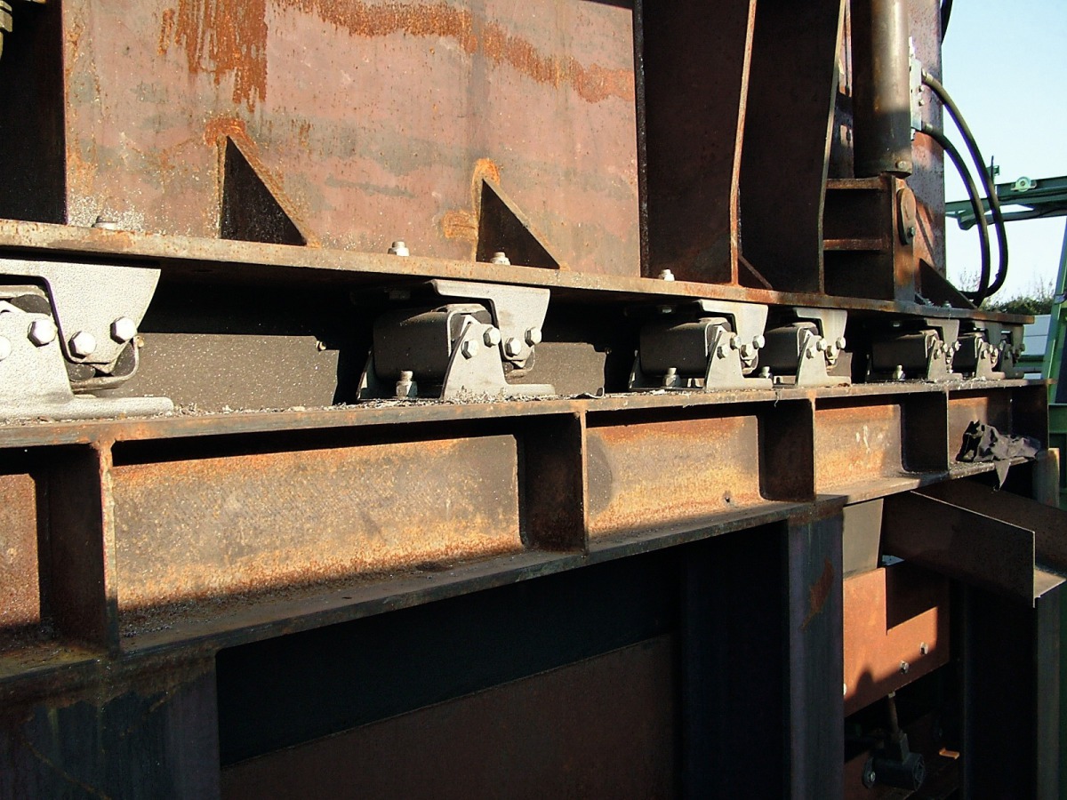 Elastic motor support for constant tension - Mineral Processing