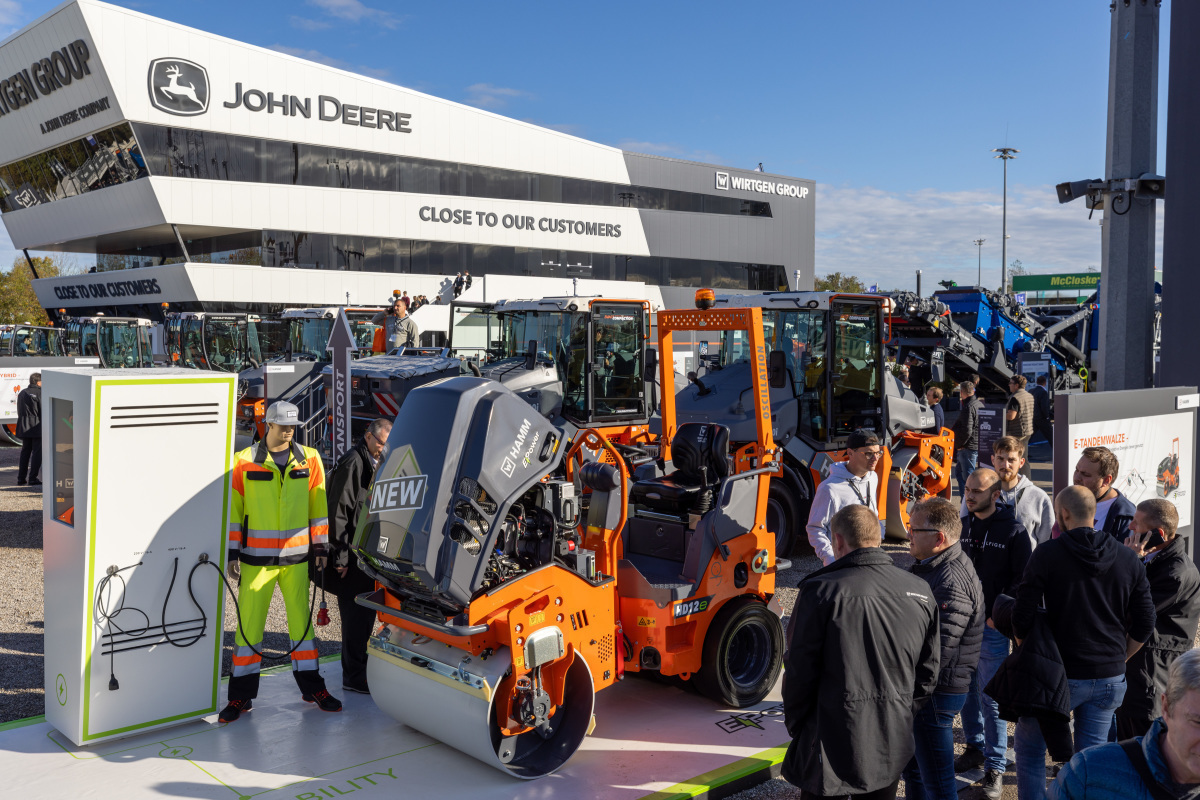 Nachhaltiger Straßenbau auf dem bauma-Stand der Wirtgen Group greifbar ...