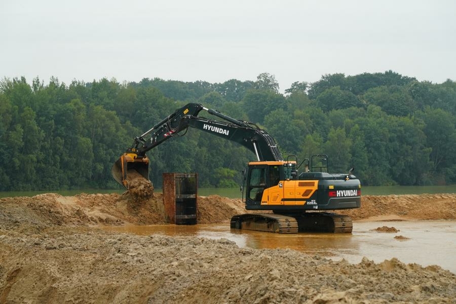 Hyundai excavator proves its worth in the rinsing field - AT Minerals