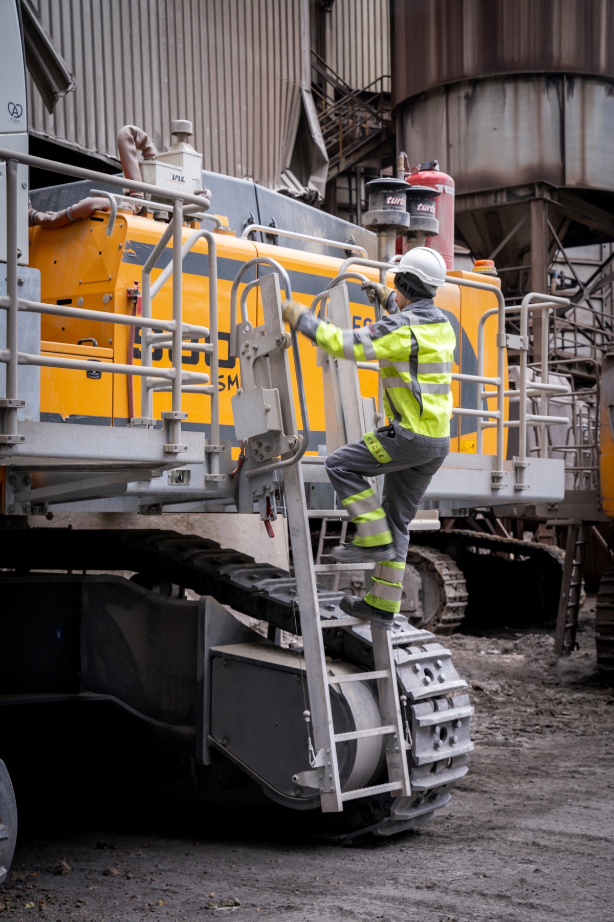 The Liebherr R 980 SME in slag handling operations - AT Minerals