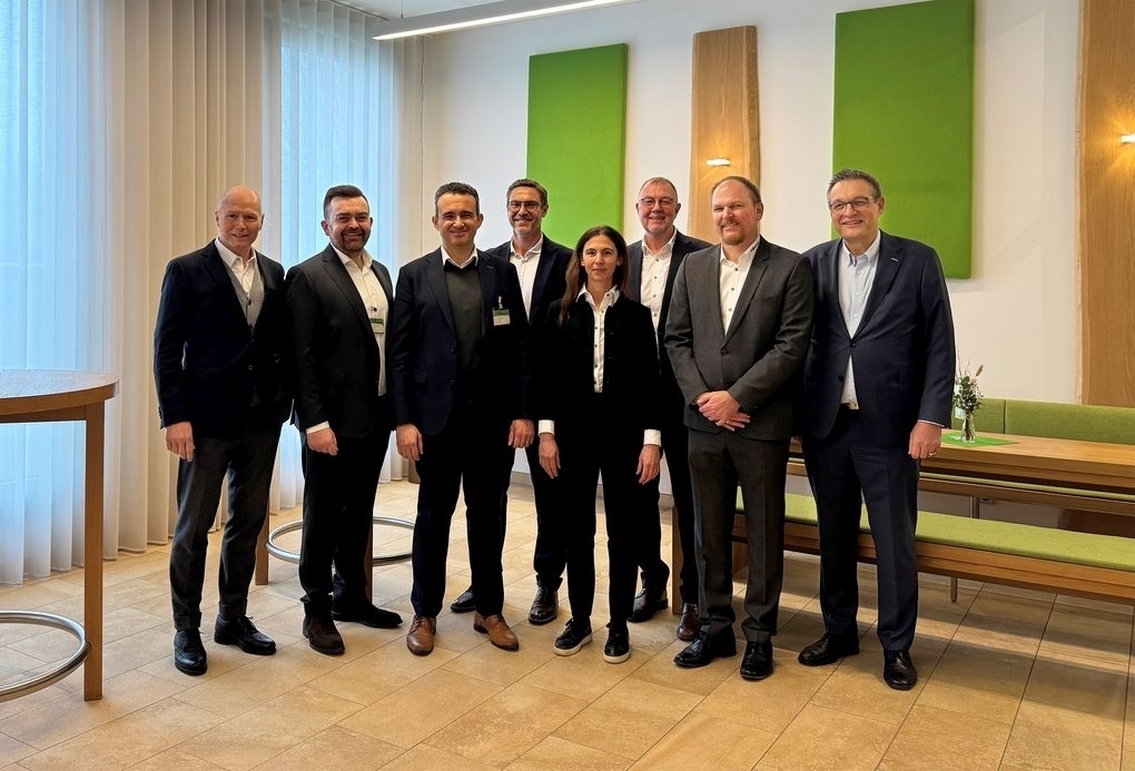 SENNEBOGEN und DEUTZ intensivieren die Zusammenarbeit - AT Minerals